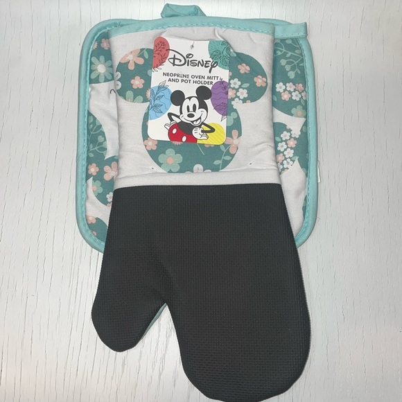 Disney | Kitchen | Nwt Disney Neoprene Oven Mitt And Potholder Set ...